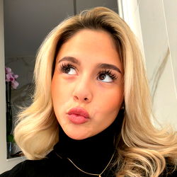 Ella Teacher - Passionate & Experienced Model on OnlyFans